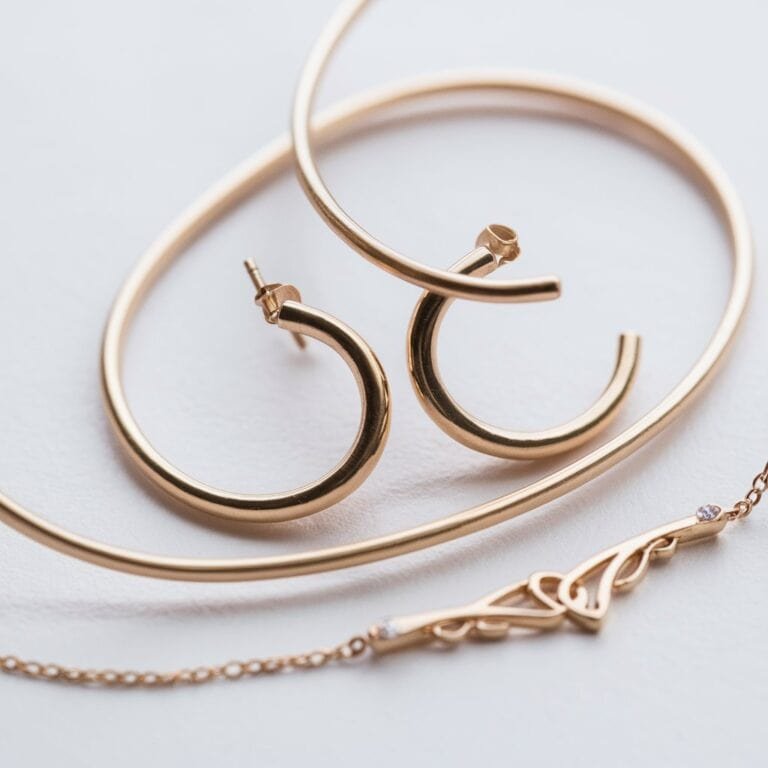 10 Stunning Minimalist Jewelry Pieces That Empower Women (List ...